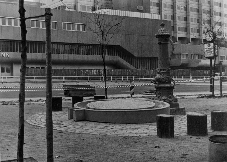 Grigi e divenire urbano. La fotografia di Michael Schmidt - DINAMOpress